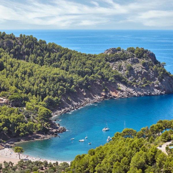 Cala Llamp Strand - wundervoll klares Wasser zwischen den Felsen
