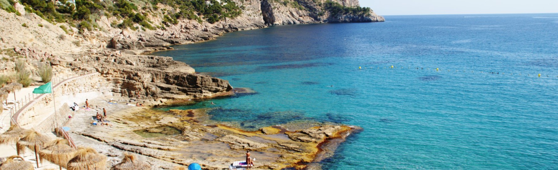 Cala Llamp Strand - wundervoll klares Wasser zwischen den Felsen